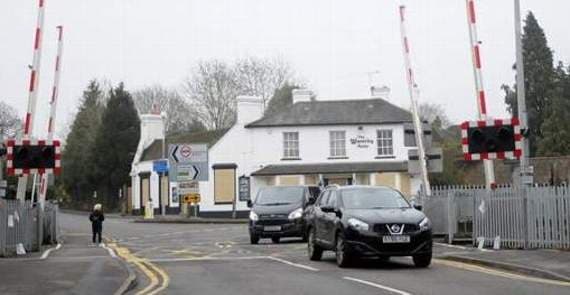‘Sloppy’ motorist fined after ignoring Farnham station level crossing ...
