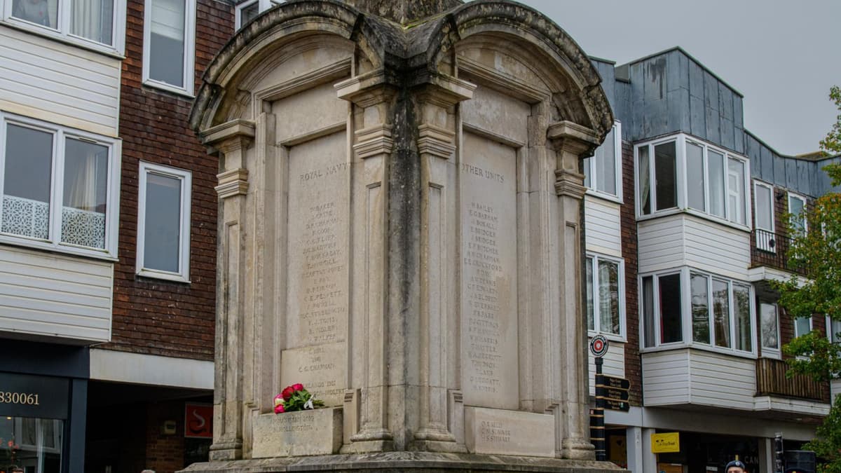 Petersfield's poignant service remembers war heroes | petersfieldpost.co.uk