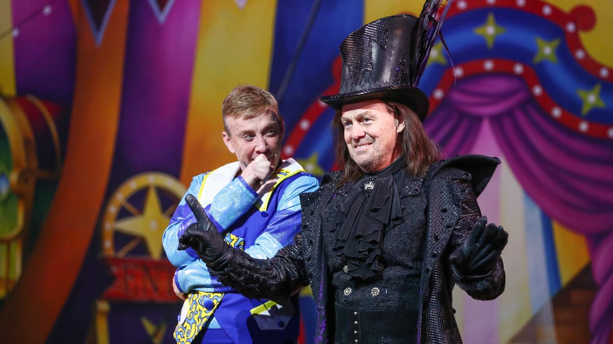 Jason Donovan upstaged by Sooty and Sweep's sidekick | petersfieldpost ...
