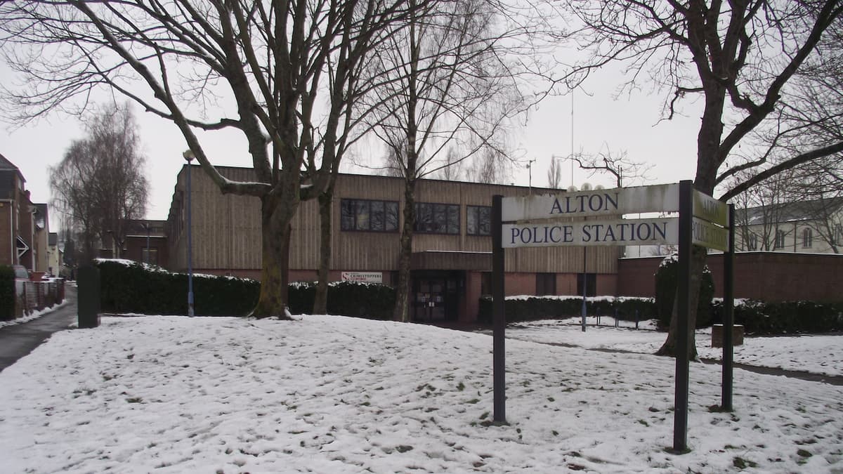 Police may open new front counter in Alton town centre ...