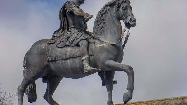 Petersfield's iconic 'King Billy' statue off to London for repairs ...