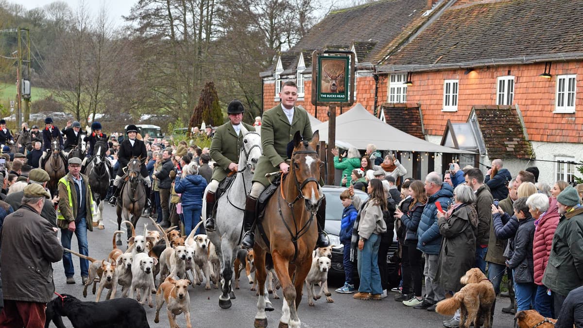 WATCH: Big crowds gather in Meon Valley village for Boxing Day hunt ...