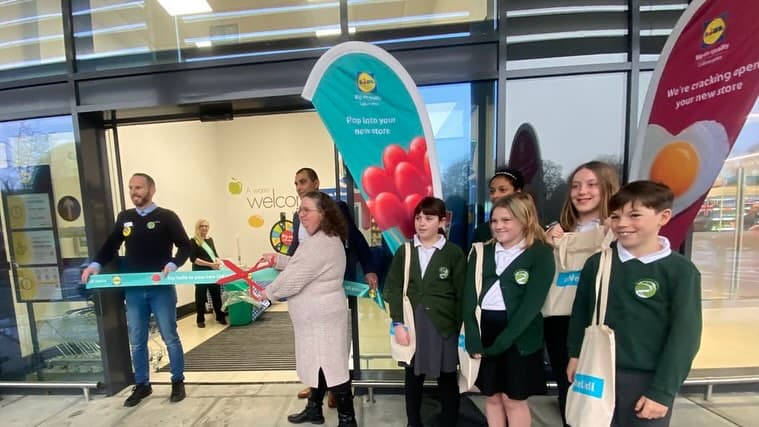 VIDEO: Lidl Alton finally opens its doors to shoppers | petersfieldpost ...