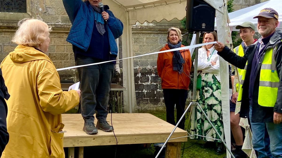 Open gardens in full bloom with Sandi Toksvig | petersfieldpost.co.uk