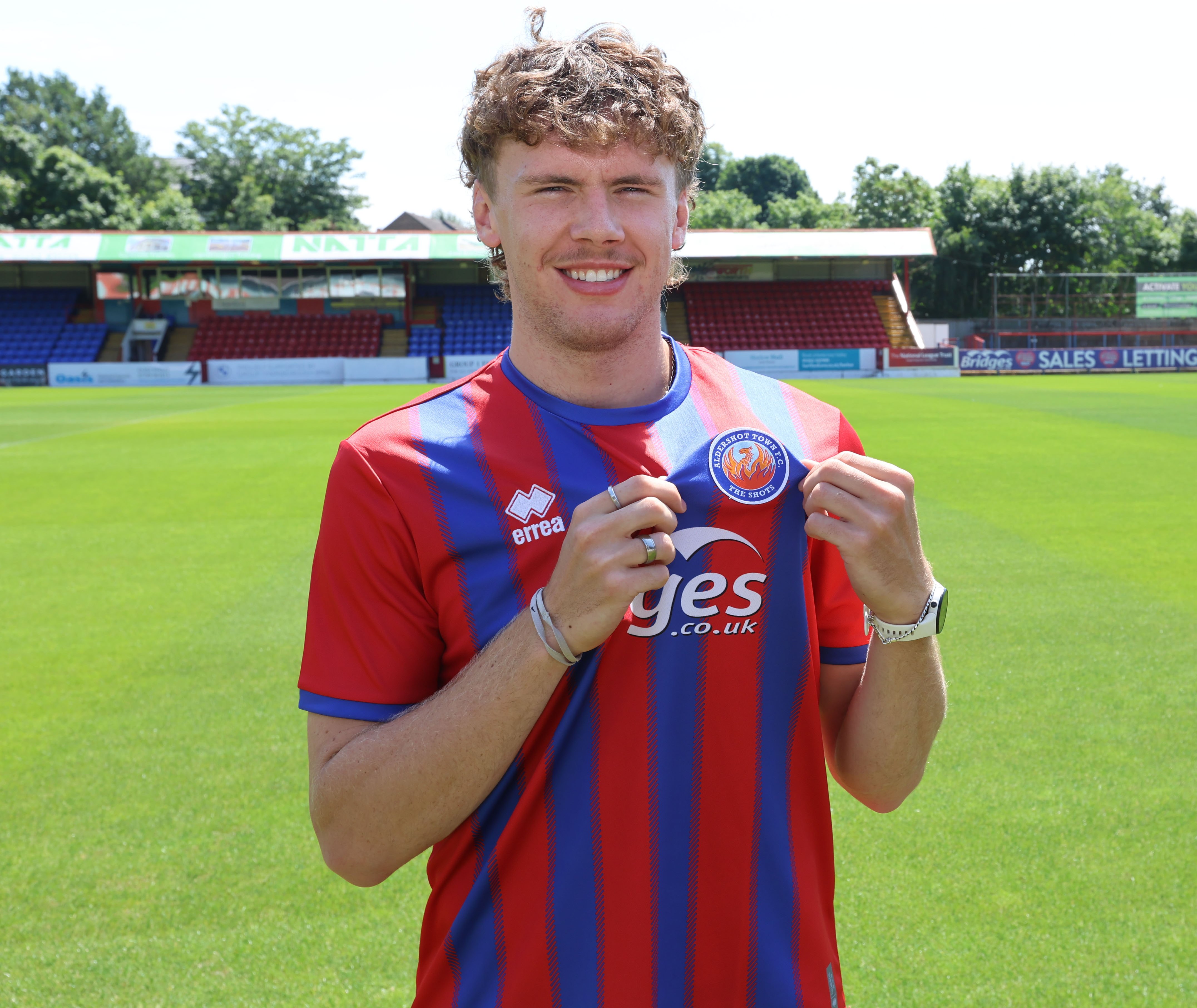 Shots swoop to sign Australian defender | petersfieldpost.co.uk