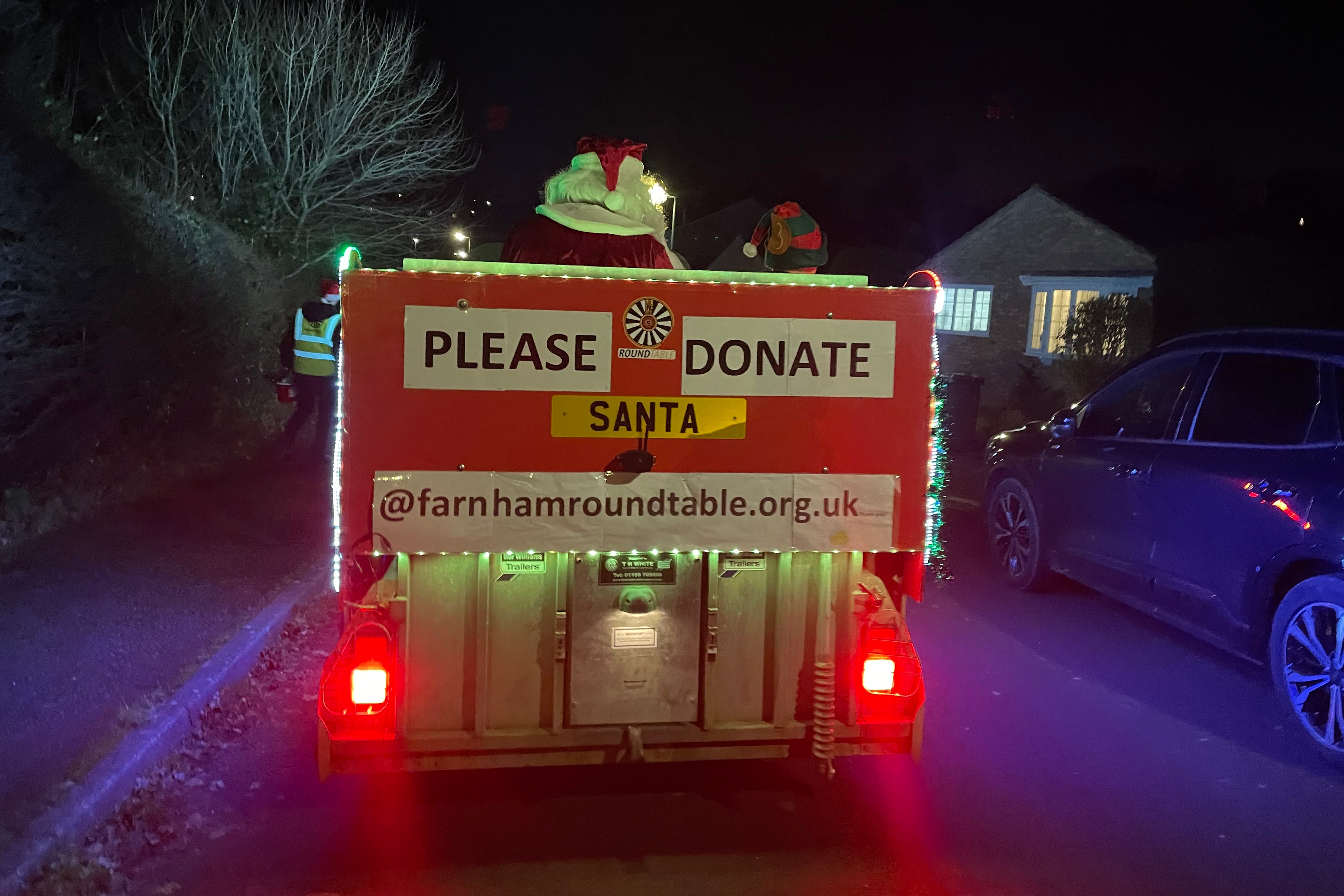Santa's sleigh spotted in Farnham | petersfieldpost.co.uk