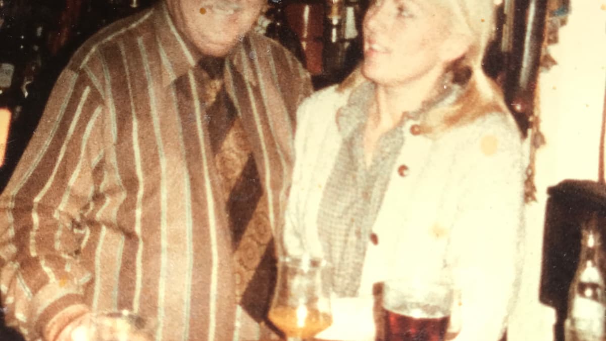 Aussie daughter's quest for Wrecclesham landlord dad's lost artwork ...