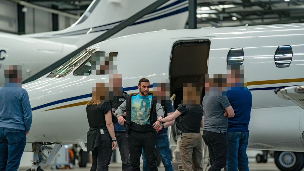 WATCH: The moment when Alton drug baron James Harding was arrested ...