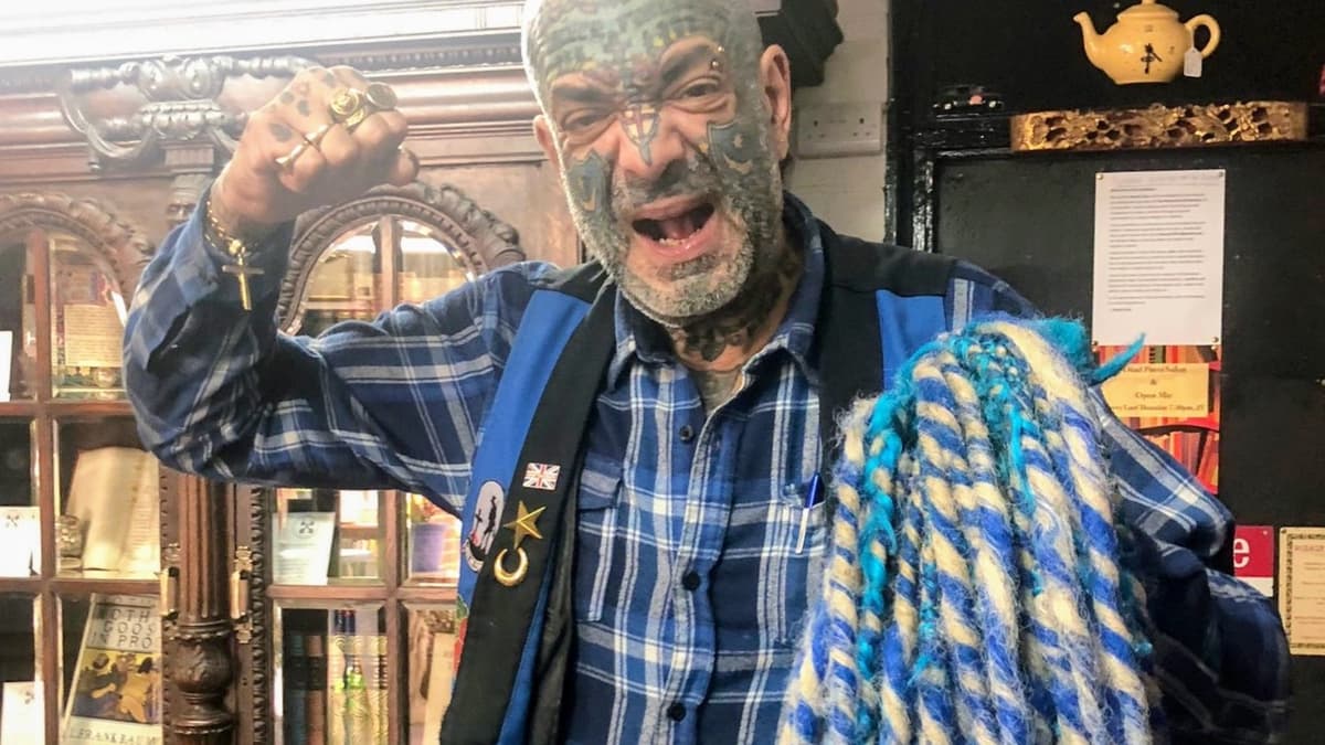 Happy ending for Pompey John as wig returned to Petersfield Bookshop ...