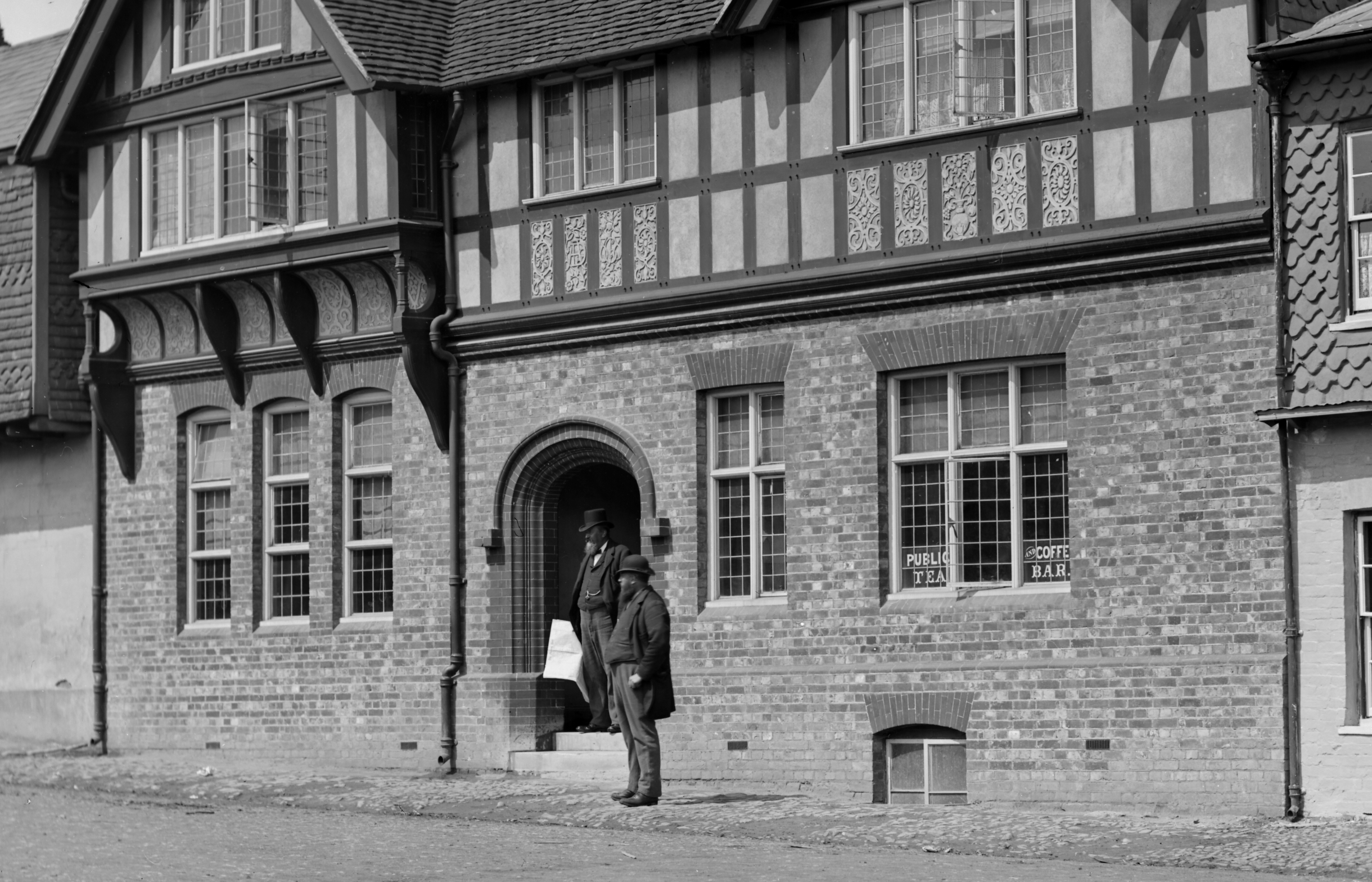 Peeps into the Past: A hidden post box beneath the chestnut tree ...